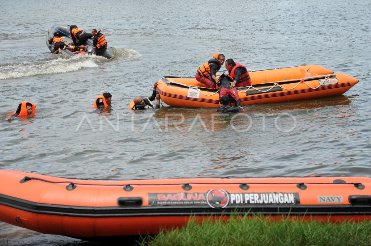 PELATIHAN PENANGGULANGAN KORBAN BENCANA | ANTARA Foto