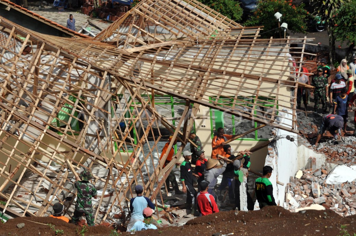 LONGSOR MENIMPA GEDUNG SEKOLAH | ANTARA Foto