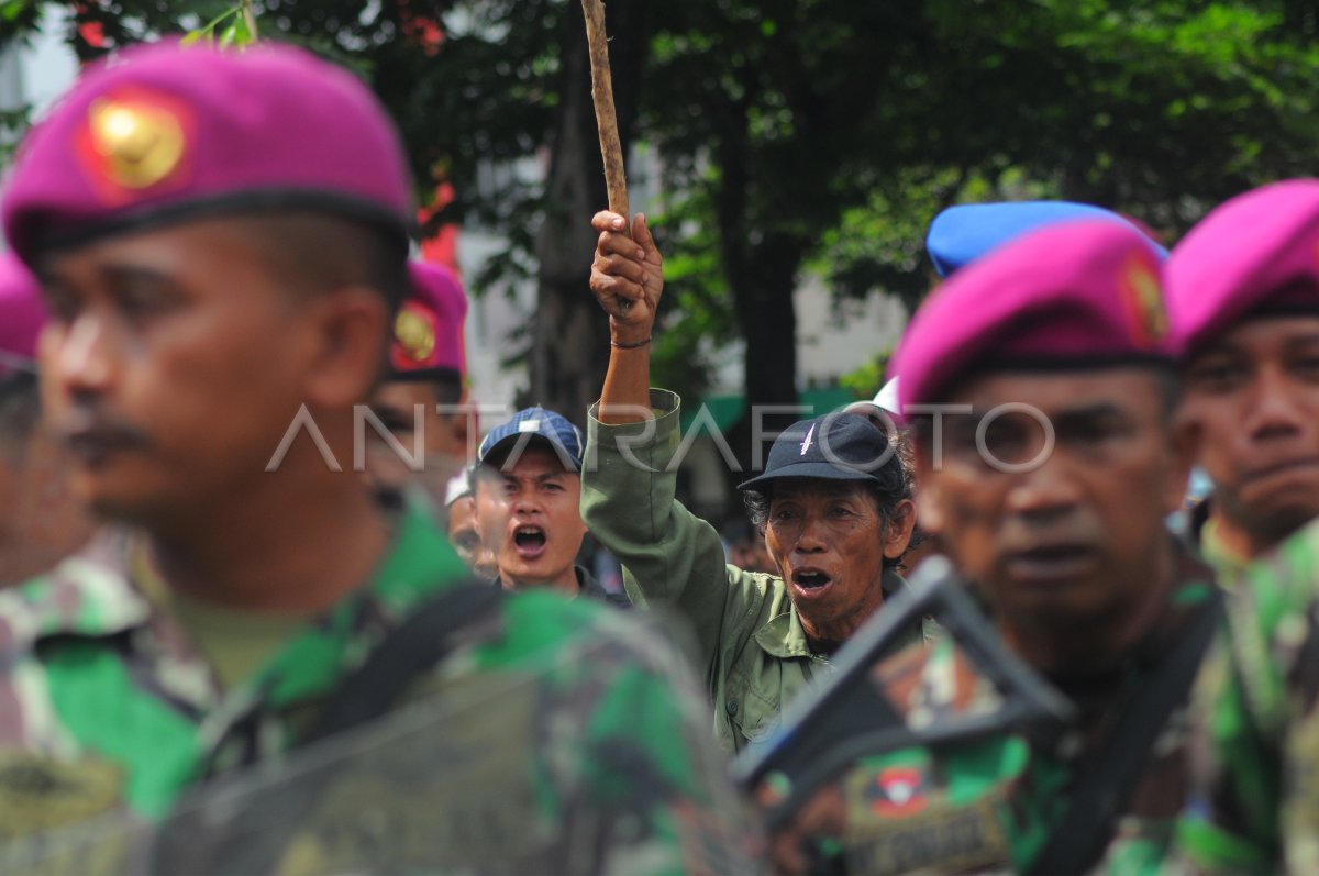 HADANG EKSEKUSI LAHAN TNI AL | ANTARA Foto HADANG EKSEKUSI LAHAN TNI AL | ANTARA Foto