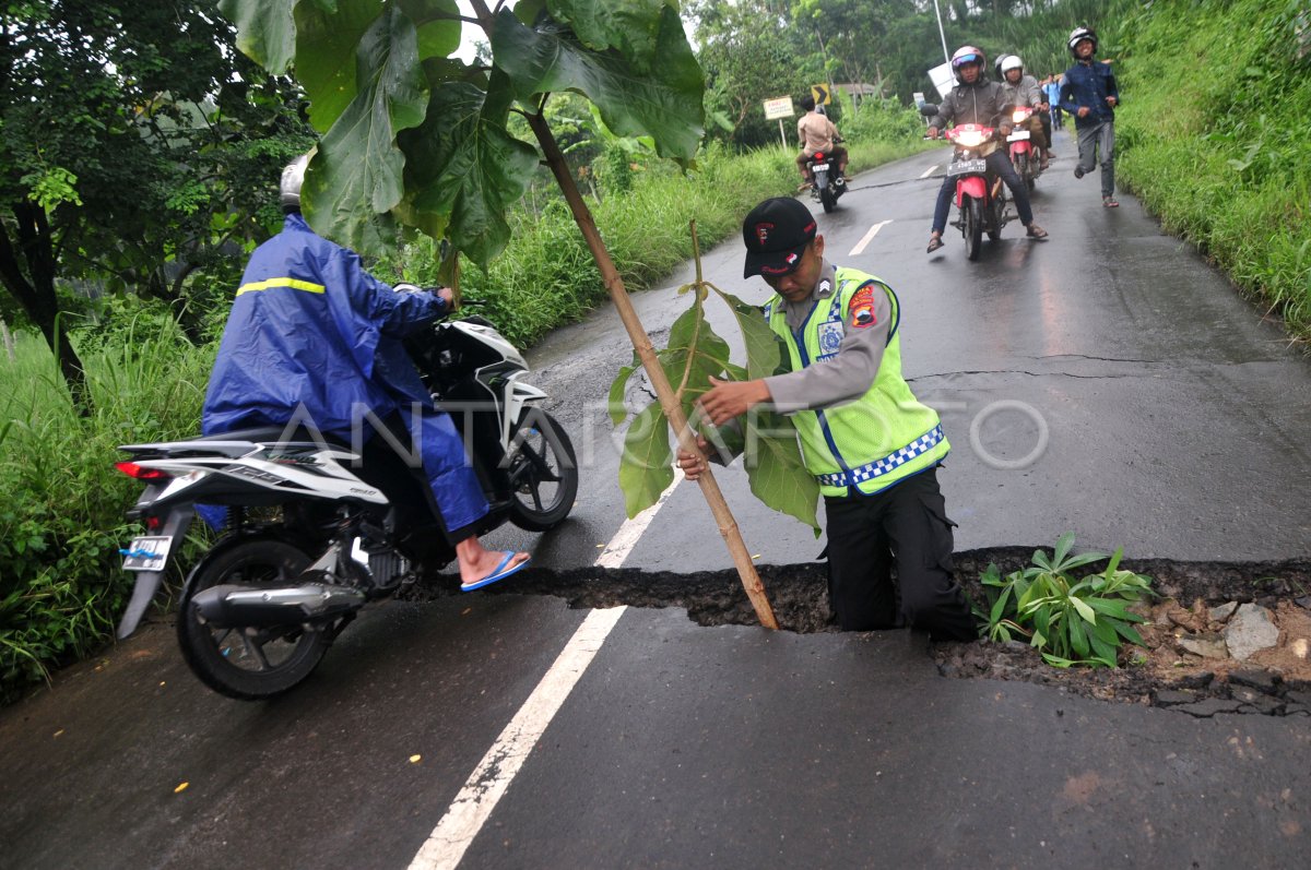 PENANGANAN SEMENTARA JALAN AMBLAS | ANTARA Foto