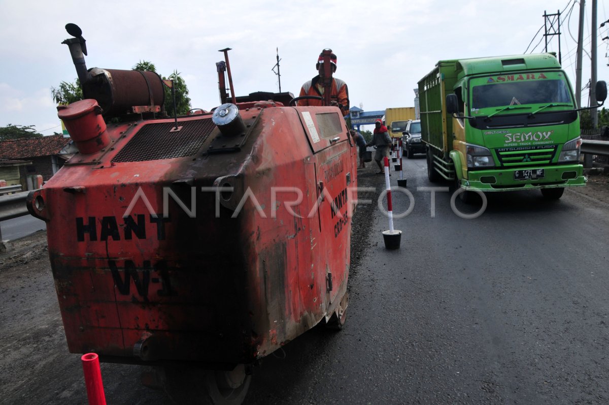 ANGGARAN PERBAIKAN JALUR PANTURA | ANTARA Foto