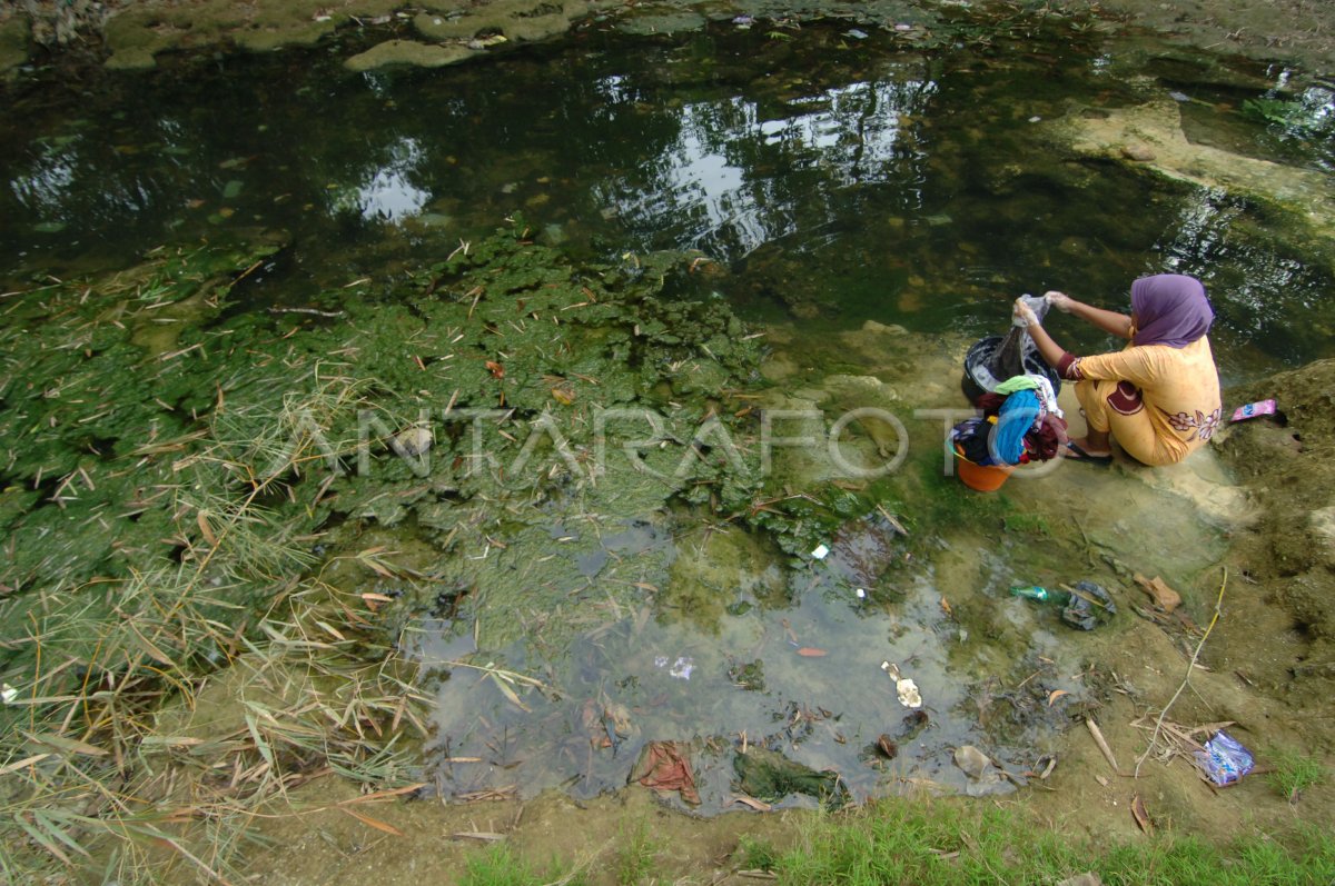 KESULITAN AIR BERSIH | ANTARA Foto