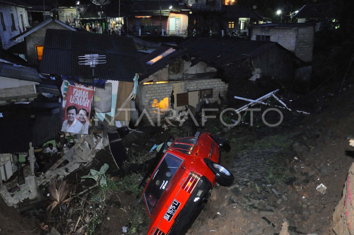 BENCANA LONGSOR DI BOGOR | ANTARA Foto