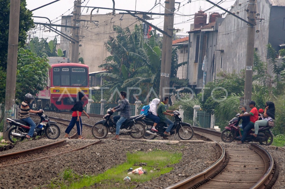 PERLINTASAN TIDAK RESMI JALUR KERETA DI BOGOR | ANTARA Foto