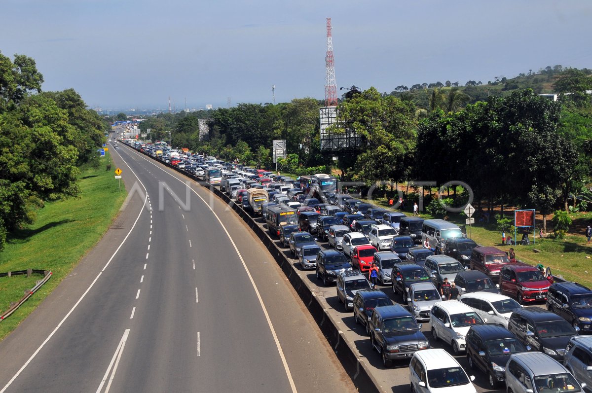 KEMACETAN JALUR PUNCAK LIBUR AWAL TAHUN | ANTARA Foto