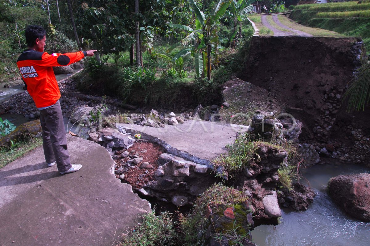 JEMBATAN PUTUS WARGA TERISOLASI | ANTARA Foto JEMBATAN PUTUS WARGA TERISOLASI | ANTARA Foto