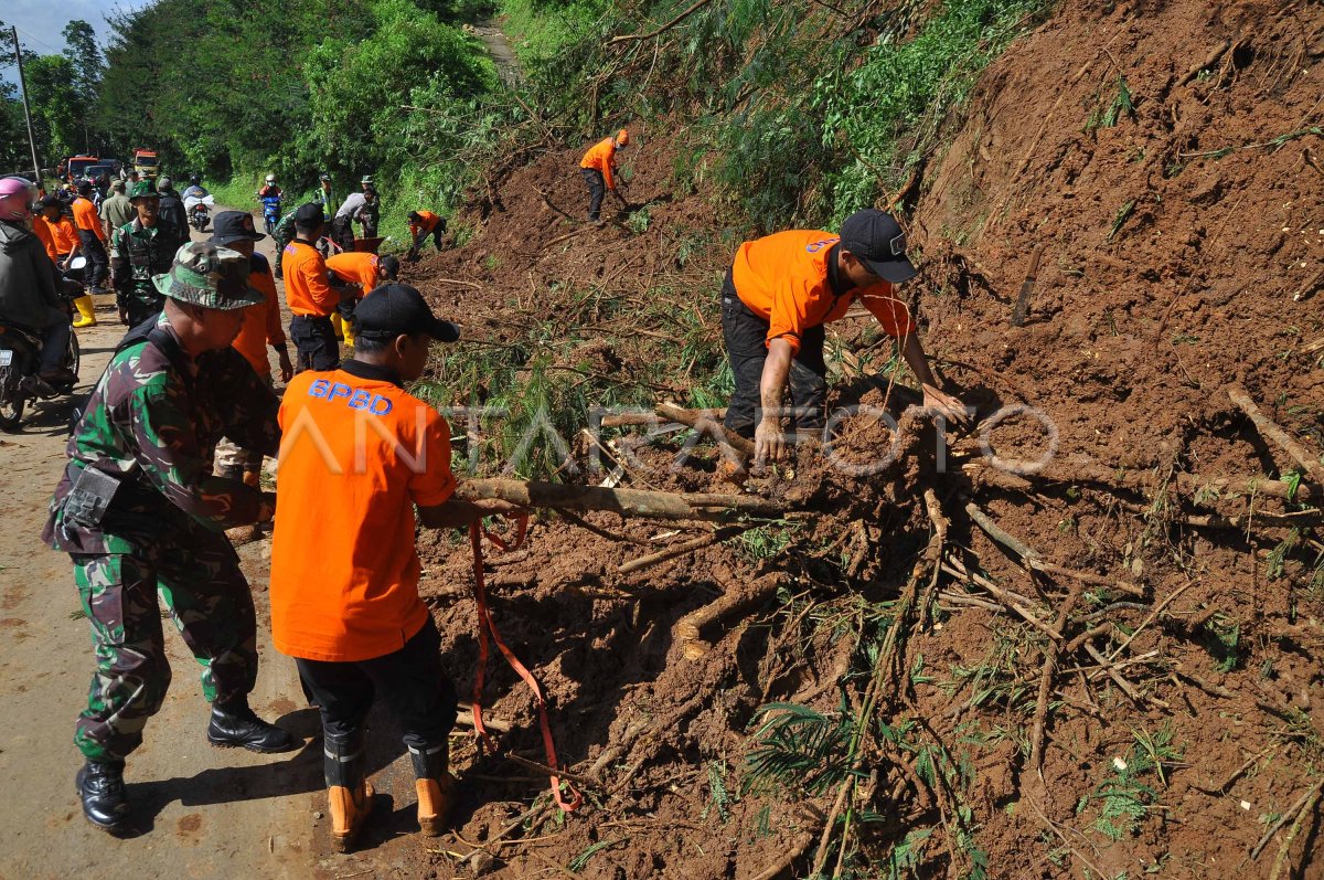 BENCANA TANAH LONGSOR | ANTARA Foto