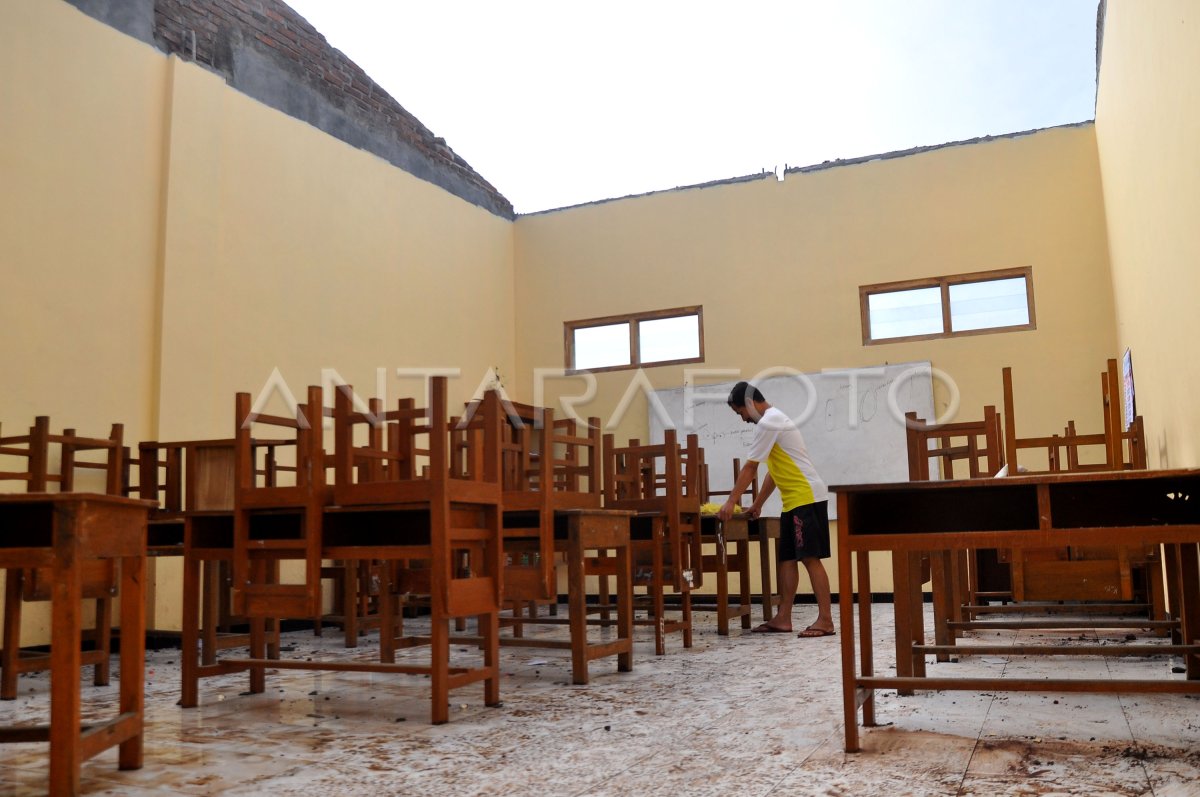 ATAP SEKOLAH DITERJANG ANGIN | ANTARA Foto