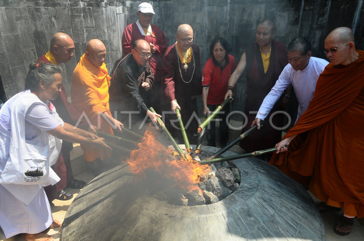 PENGAMBILAN API DHAMMA WAISAK | ANTARA Foto