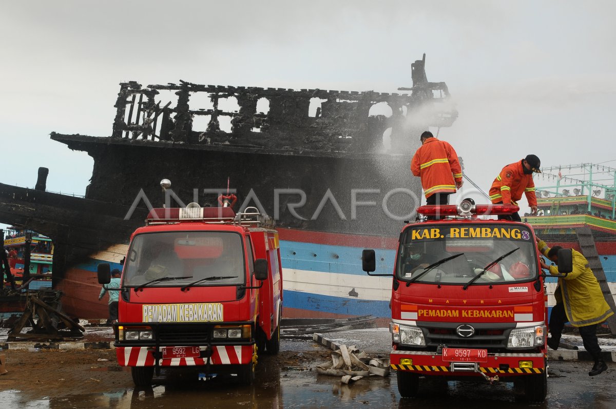 KEBAKARAN KAPAL NELAYAN | ANTARA Foto