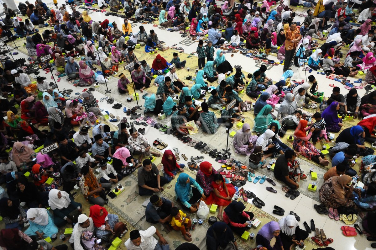 SANTUNAN KEPADA ANAK YATIM | ANTARA Foto