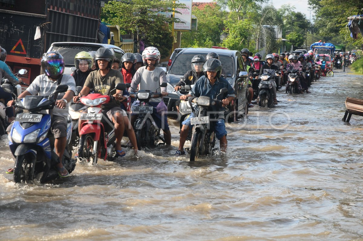 JALAN TERGENANG BANJIR | ANTARA Foto