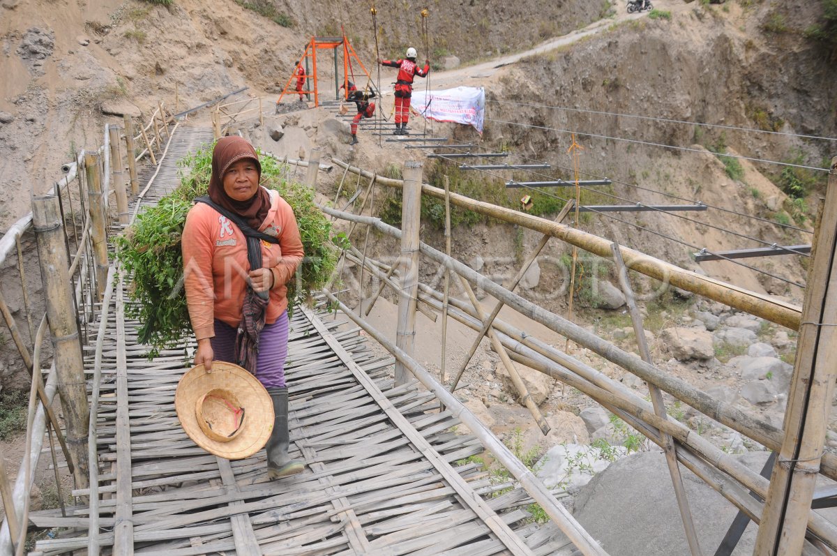 Pembangunan Jembatan Jalur Evakuasi Merapi | ANTARA Foto Pembangunan Jembatan Jalur Evakuasi Merapi | ANTARA Foto