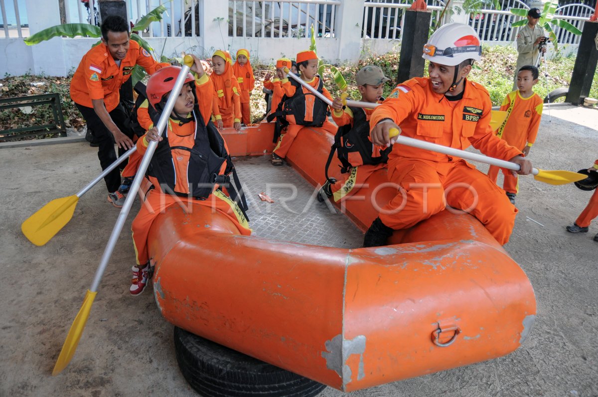 PELATIHAN PENANGANAN BENCANA | ANTARA Foto