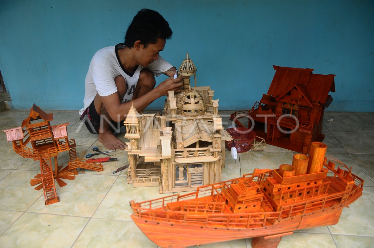 KERAJINAN BERBAHAN BAMBU | ANTARA Foto