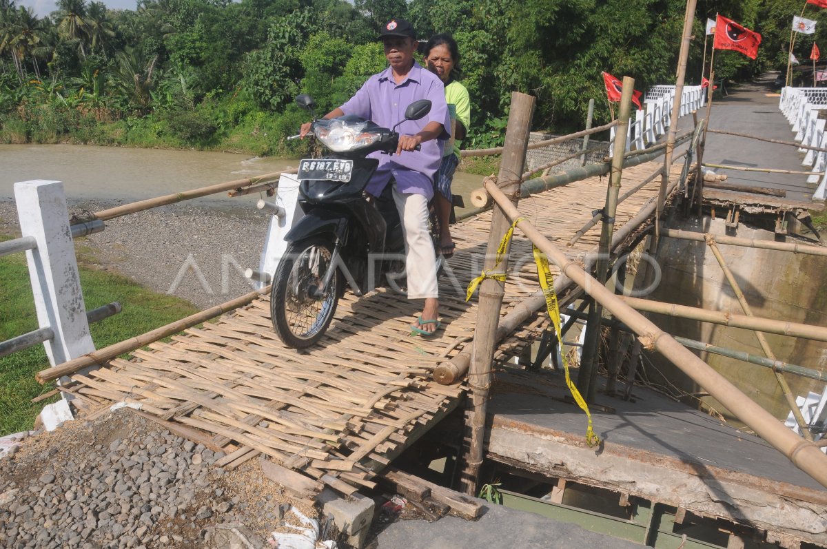JEMBATAN DARURAT DARI BAMBU | ANTARA Foto JEMBATAN DARURAT DARI BAMBU | ANTARA Foto