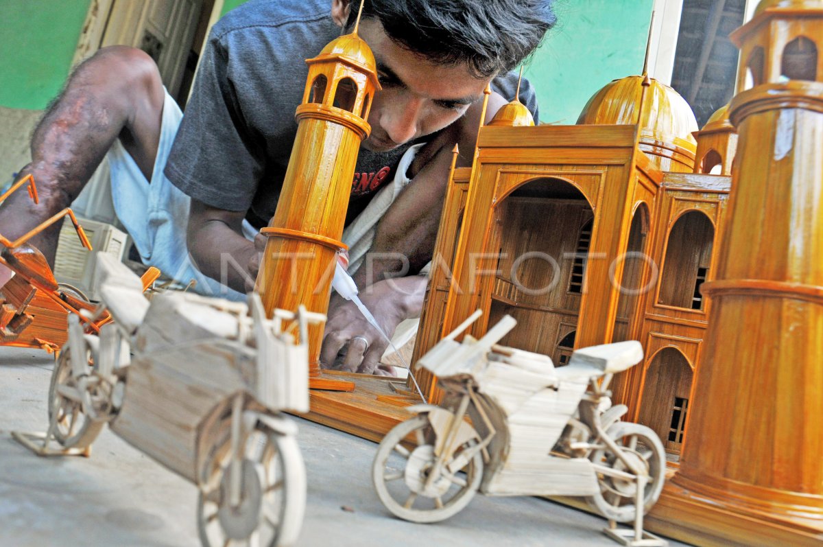 KERAJINAN BERBAHAN BAMBU | ANTARA Foto