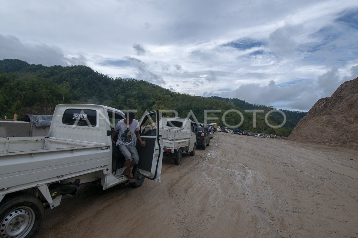 TANAH LONGSOR DI JALUR TRANS SULAWESI | ANTARA Foto TANAH LONGSOR DI JALUR TRANS SULAWESI | ANTARA Foto