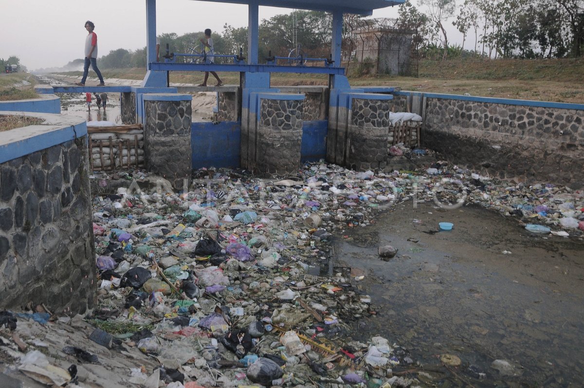 SAMPAH PLASTIK PENUHI SALURAN IRIGASI | ANTARA Foto SAMPAH PLASTIK PENUHI SALURAN IRIGASI | ANTARA Foto