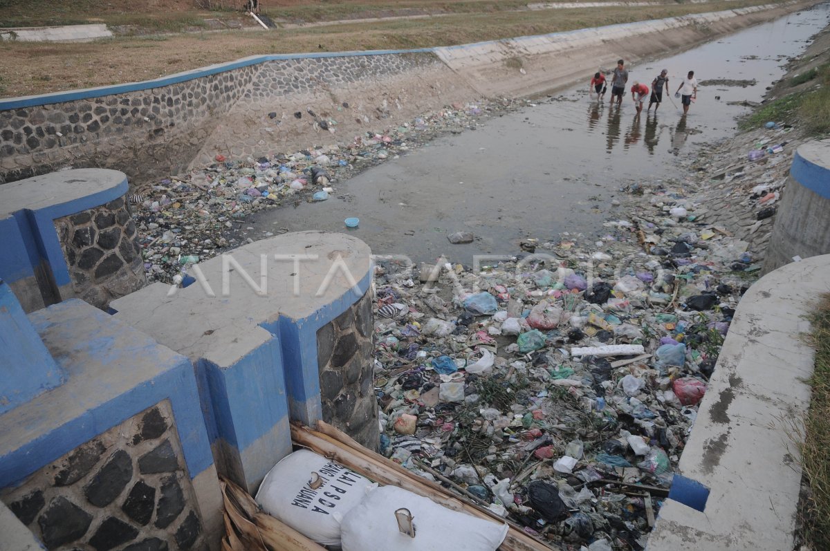 SAMPAH PLASTIK PENUHI SALURAN IRIGASI | ANTARA Foto SAMPAH PLASTIK PENUHI SALURAN IRIGASI | ANTARA Foto