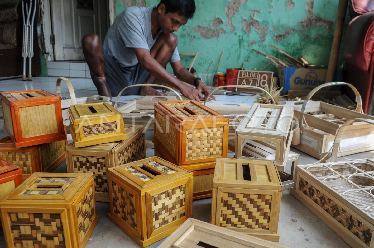 KERAJINAN DARI ANYAMAN BAMBU | ANTARA Foto