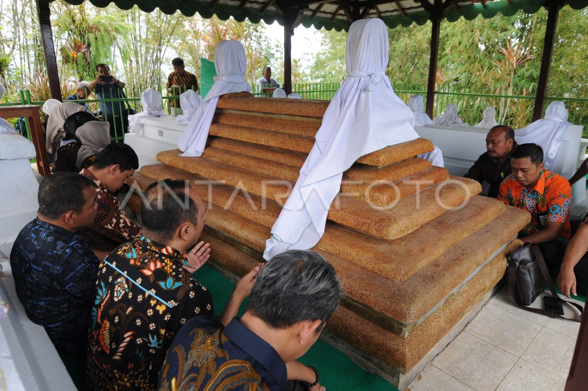 ZIARAH MAKAM PAHLAWAN KYAI MOJO | ANTARA Foto ZIARAH MAKAM PAHLAWAN KYAI MOJO | ANTARA Foto