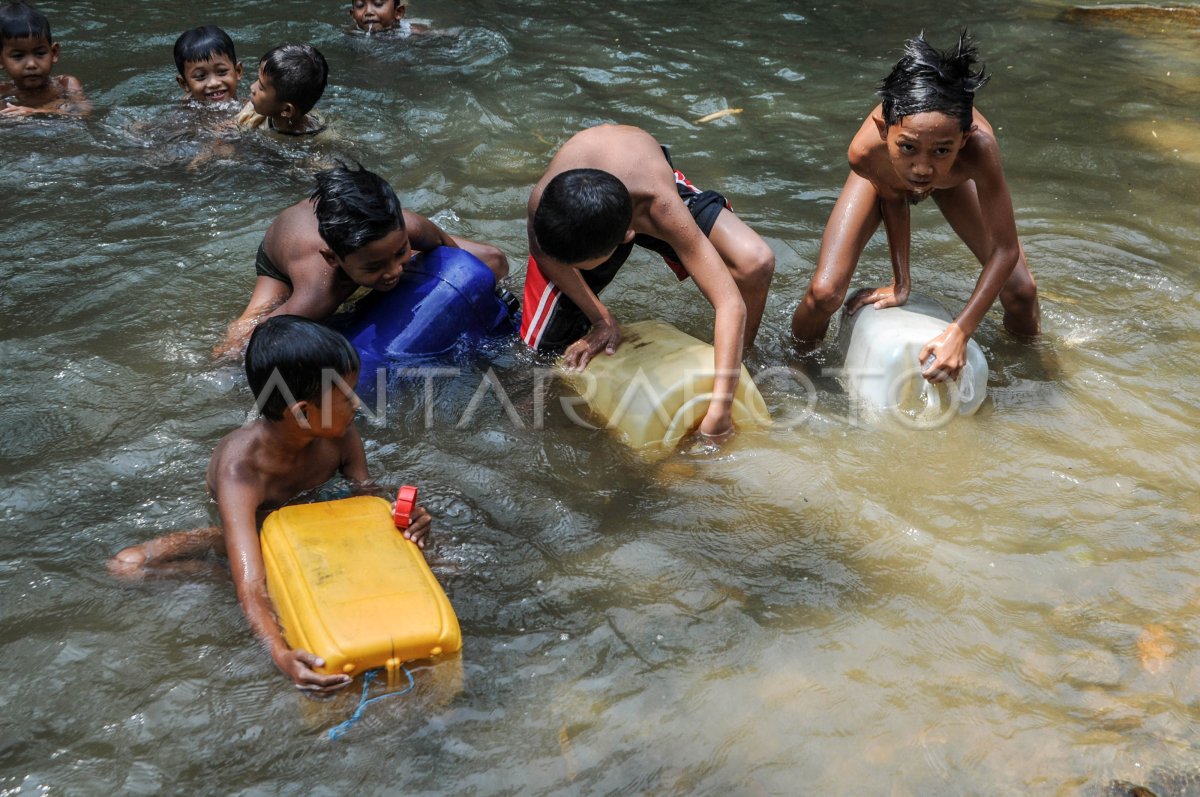 KRISIS AIR BESIH DI LEBAK | ANTARA Foto