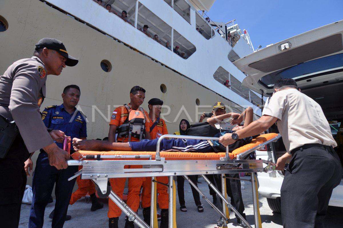 EVAKUASI PENUMPANG KAPAL | ANTARA Foto