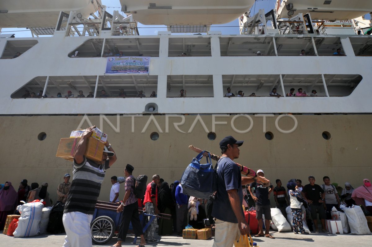 PENUMPANG PELABUHAN PANTOLOAN MEMBLUDAK | ANTARA Foto