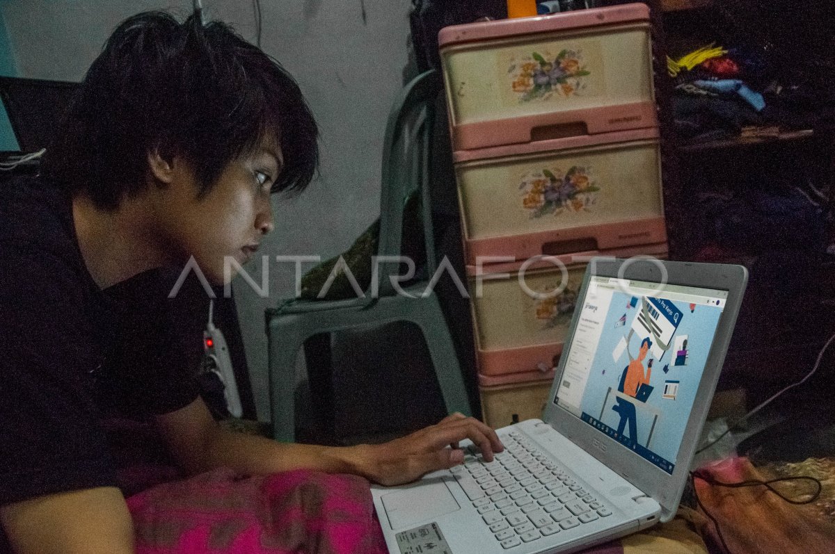 WARGA MANFAATKAN KARTU PRA KERJA | ANTARA Foto WARGA MANFAATKAN KARTU PRA KERJA | ANTARA Foto