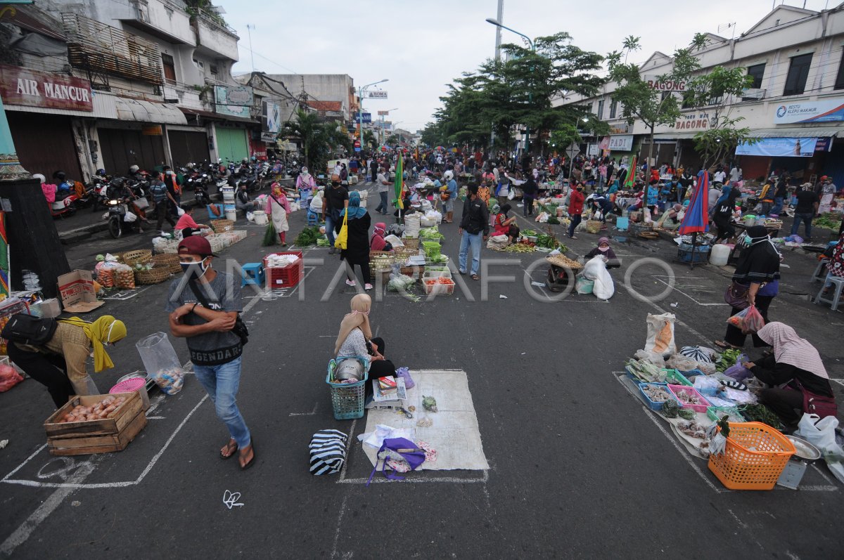 PENERAPAN JAGA JARAK DI PASAR PAGI SALATIGA | ANTARA Foto PENERAPAN JAGA JARAK DI PASAR PAGI SALATIGA | ANTARA Foto