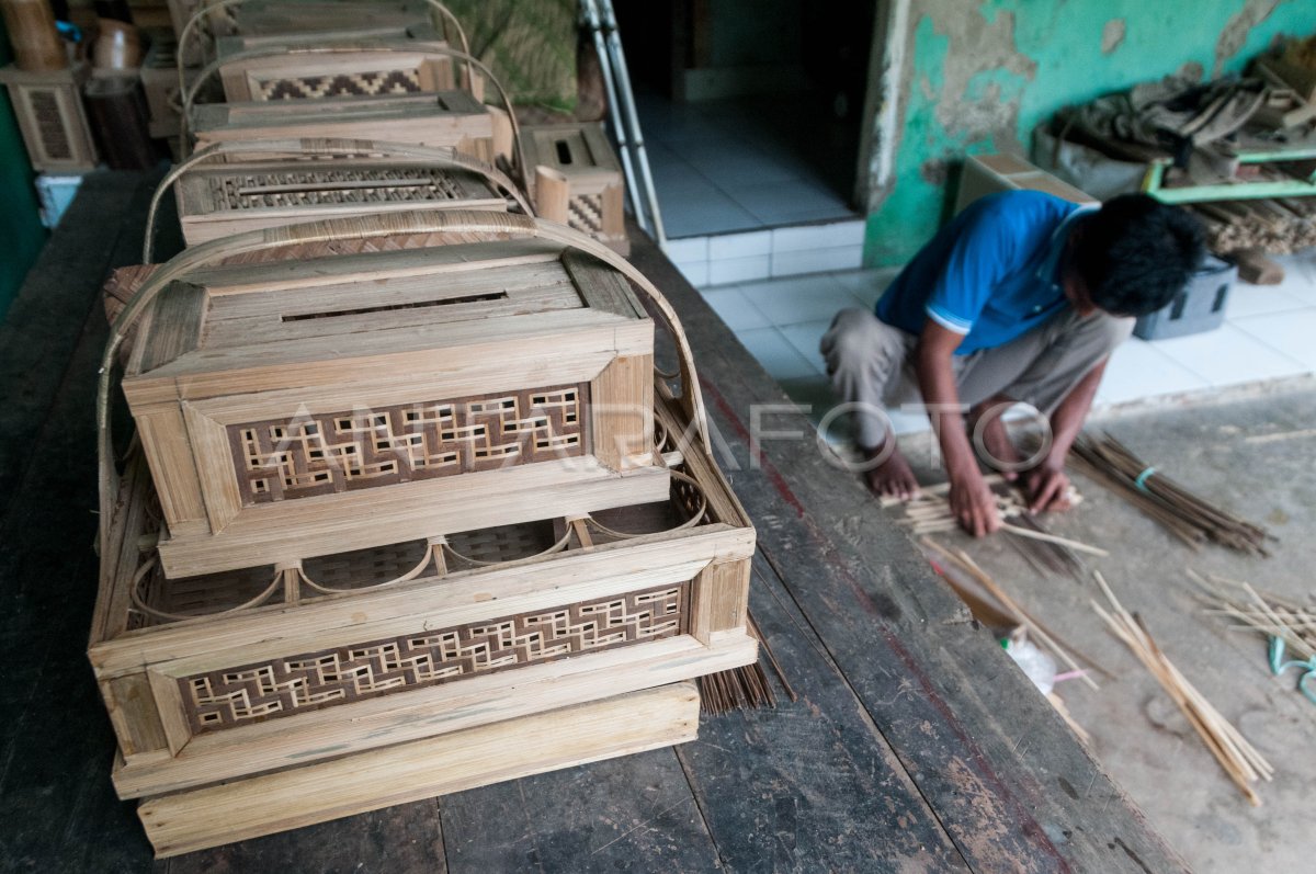 KERAJINAN ANYAMAN BAMBU | ANTARA Foto
