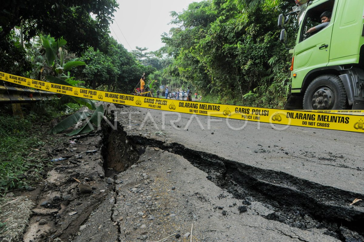 JALAN ANTARPROVINSI AMBLAS | ANTARA Foto