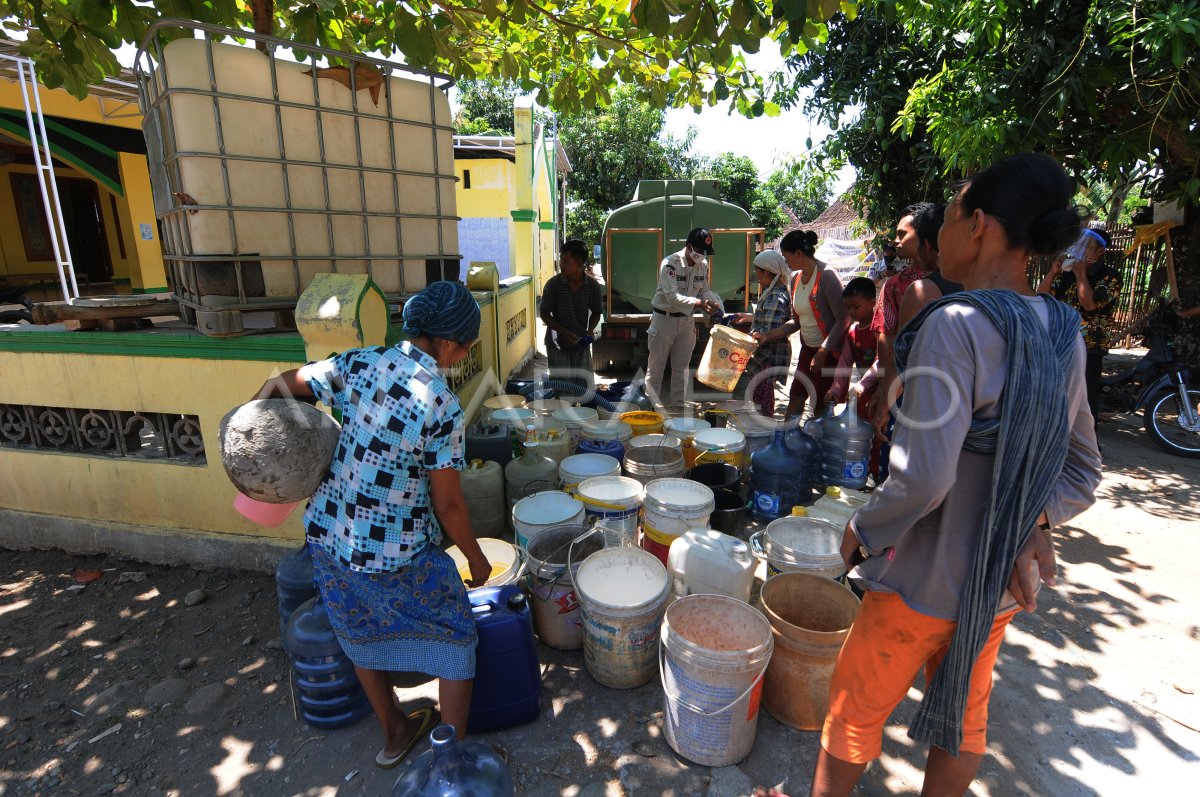 DISTRIBUSI AIR BERSIH DAMPAK MUSIM KEMARAU | ANTARA Foto