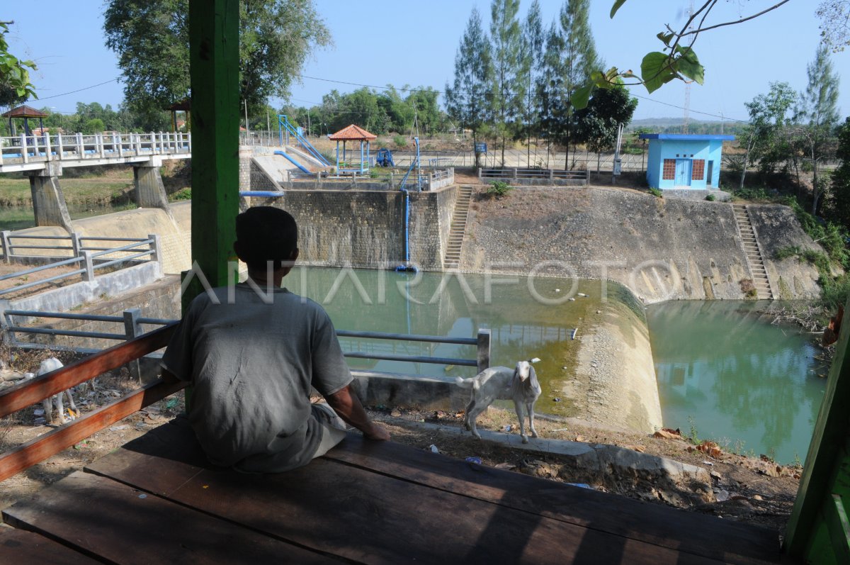 AIR WADUK SAMIRAN MENYUSUT AKIBAT KEMARAU | ANTARA Foto