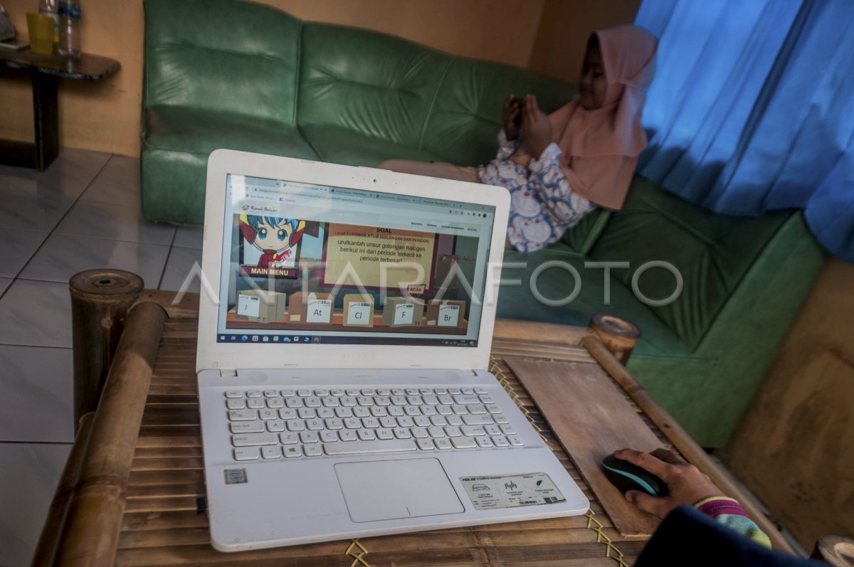 PEMANFAATAN MEDIA DIGITAL RUMAH BELAJAR | ANTARA Foto PEMANFAATAN MEDIA DIGITAL RUMAH BELAJAR | ANTARA Foto