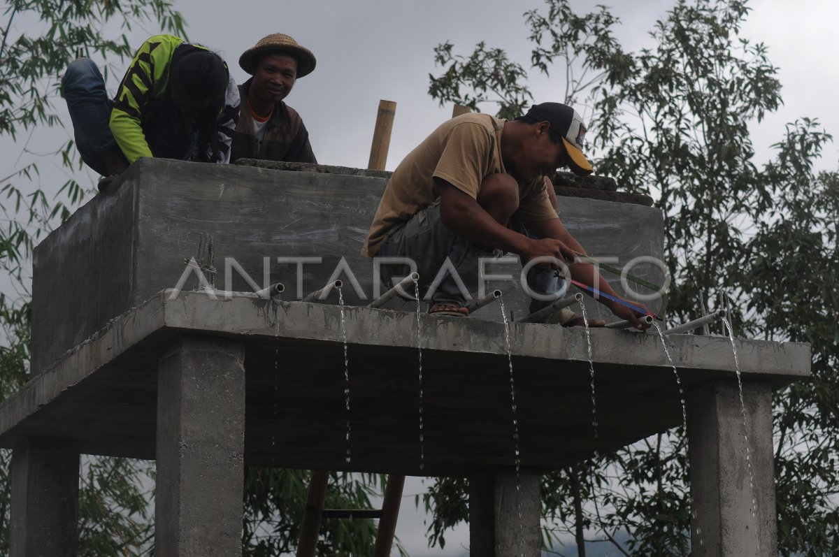 WARGA MEMBUAT TEMPAT PENAMPUNGAN AIR | ANTARA Foto WARGA MEMBUAT TEMPAT PENAMPUNGAN AIR | ANTARA Foto