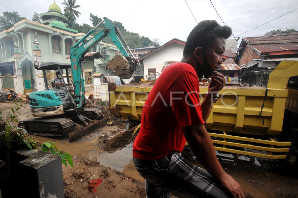 PROSES PEMULIHAN USAI BANJIR MANADO | ANTARA Foto PROSES PEMULIHAN USAI BANJIR MANADO | ANTARA Foto