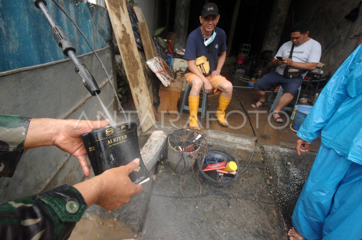 PROSES PEMULIHAN USAI BANJIR MANADO | ANTARA Foto PROSES PEMULIHAN USAI BANJIR MANADO | ANTARA Foto