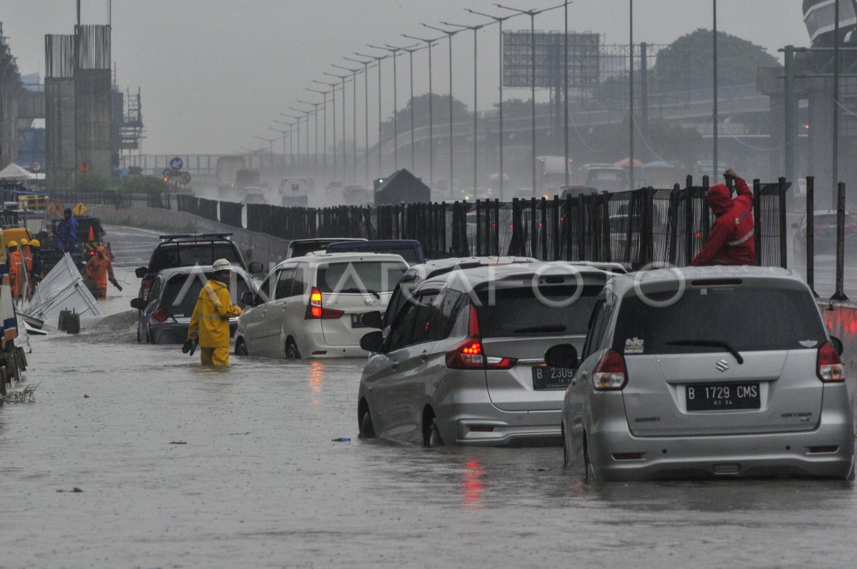 AKSES JALAN MENUJU GERBANG TOL JAPEK BANJIR | ANTARA Foto AKSES JALAN MENUJU GERBANG TOL JAPEK BANJIR | ANTARA Foto