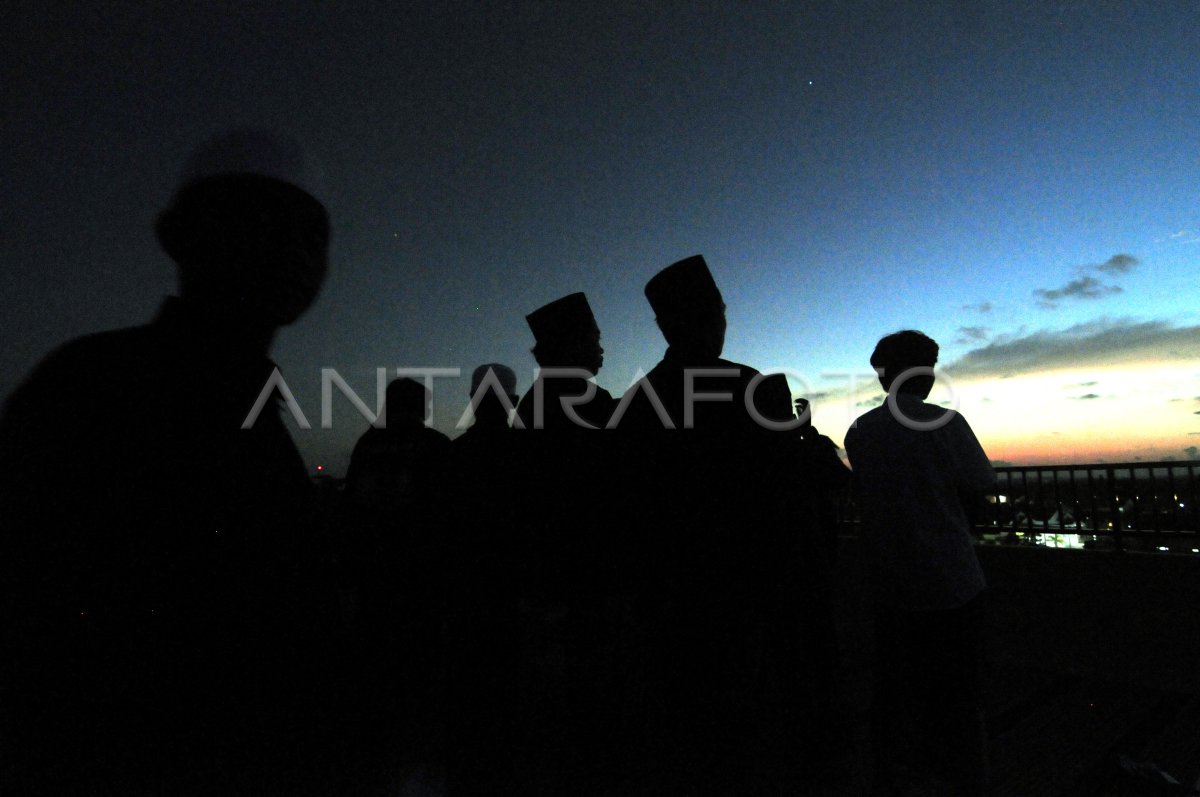 SHALAT GERHANA BULAN | ANTARA Foto SHALAT GERHANA BULAN | ANTARA Foto