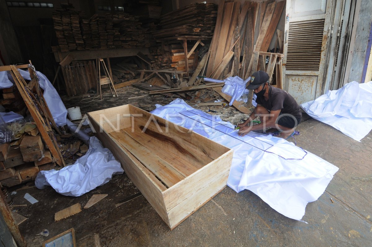 PERMINTAAN PETI JENAZAH COVID-19 MENINGKAT | ANTARA Foto