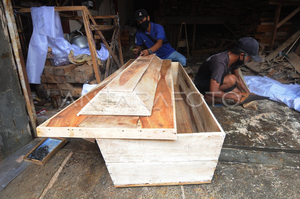 PERMINTAAN PETI JENAZAH COVID-19 MENINGKAT | ANTARA Foto