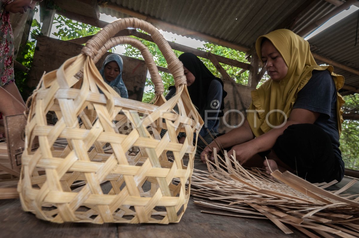 KERAJINAN TAS DARI ANYAMAN BAMBU | ANTARA Foto