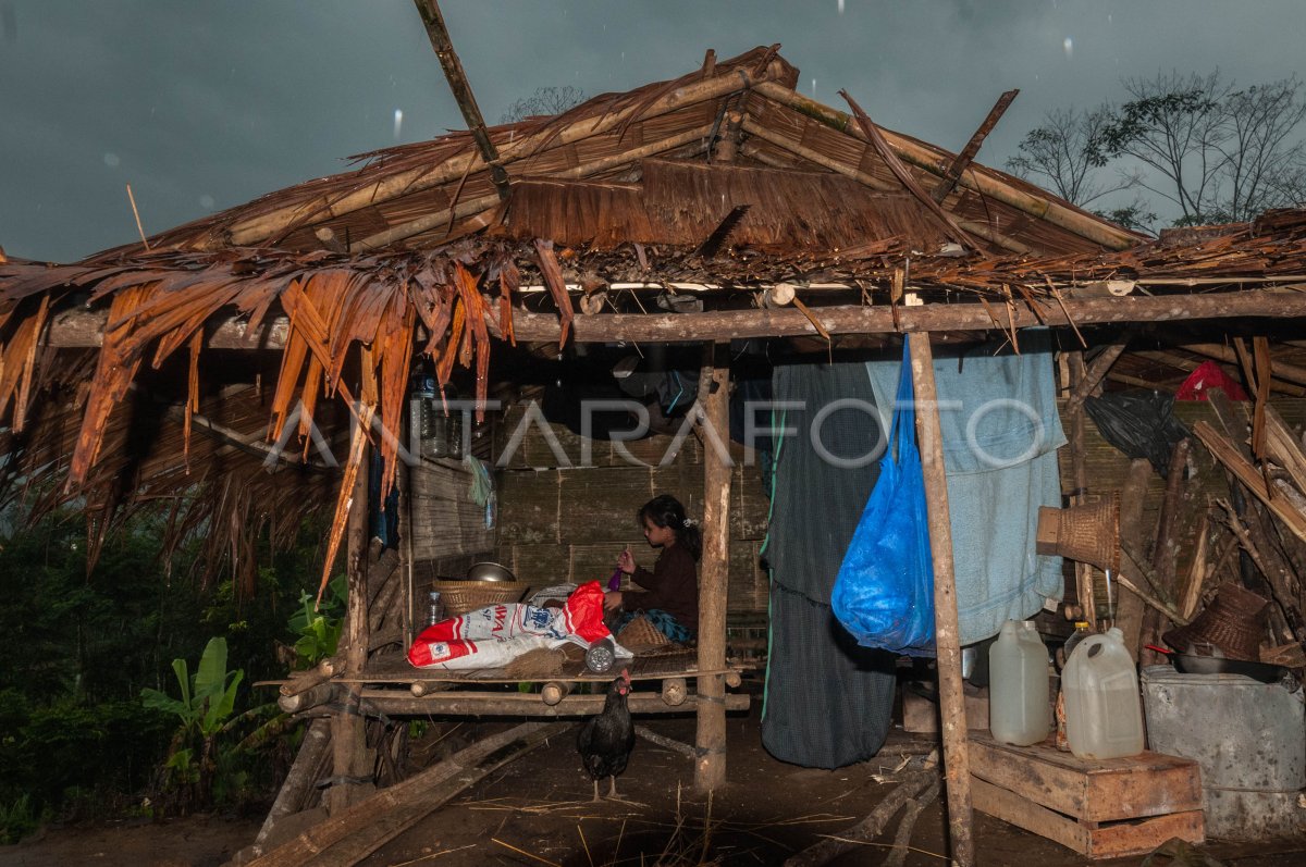PEMBANGUNAN RUMAH BADUY MENUNGGU TANGGAL ADAT | ANTARA Foto