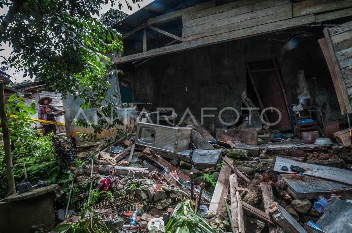BENCANA PERGERAKAN TANAH DI LEBAK | ANTARA Foto BENCANA PERGERAKAN TANAH DI LEBAK | ANTARA Foto