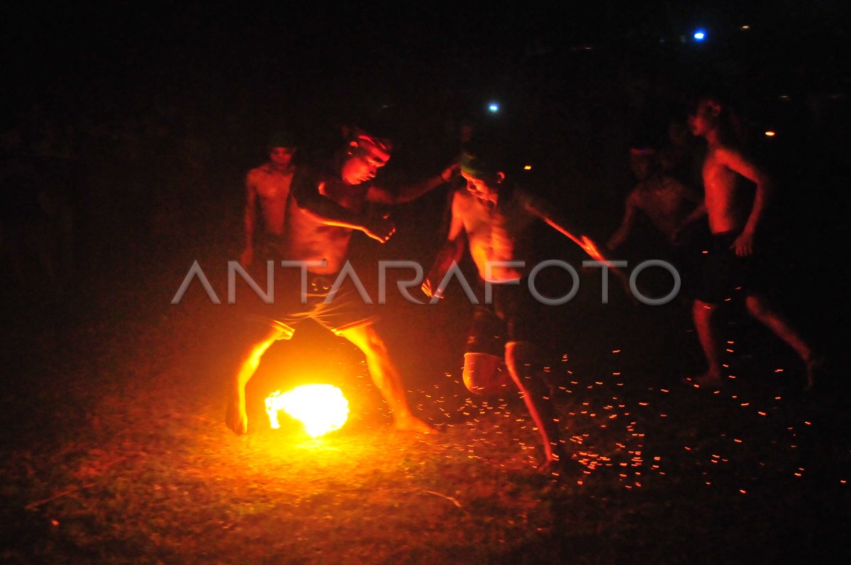 PERMAINAN TRADISIONAL SEPAK BOLA API | ANTARA Foto