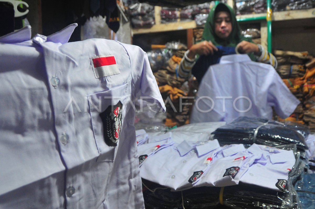 PERMINTAAN SERAGAM SEKOLAH MENINGKAT | ANTARA Foto PERMINTAAN SERAGAM SEKOLAH MENINGKAT | ANTARA Foto
