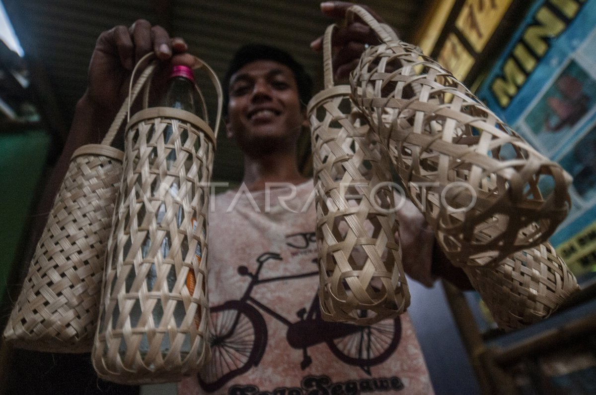 KERAJINAN TAS BOTOL DARI LIMBAH BAMBU | ANTARA Foto