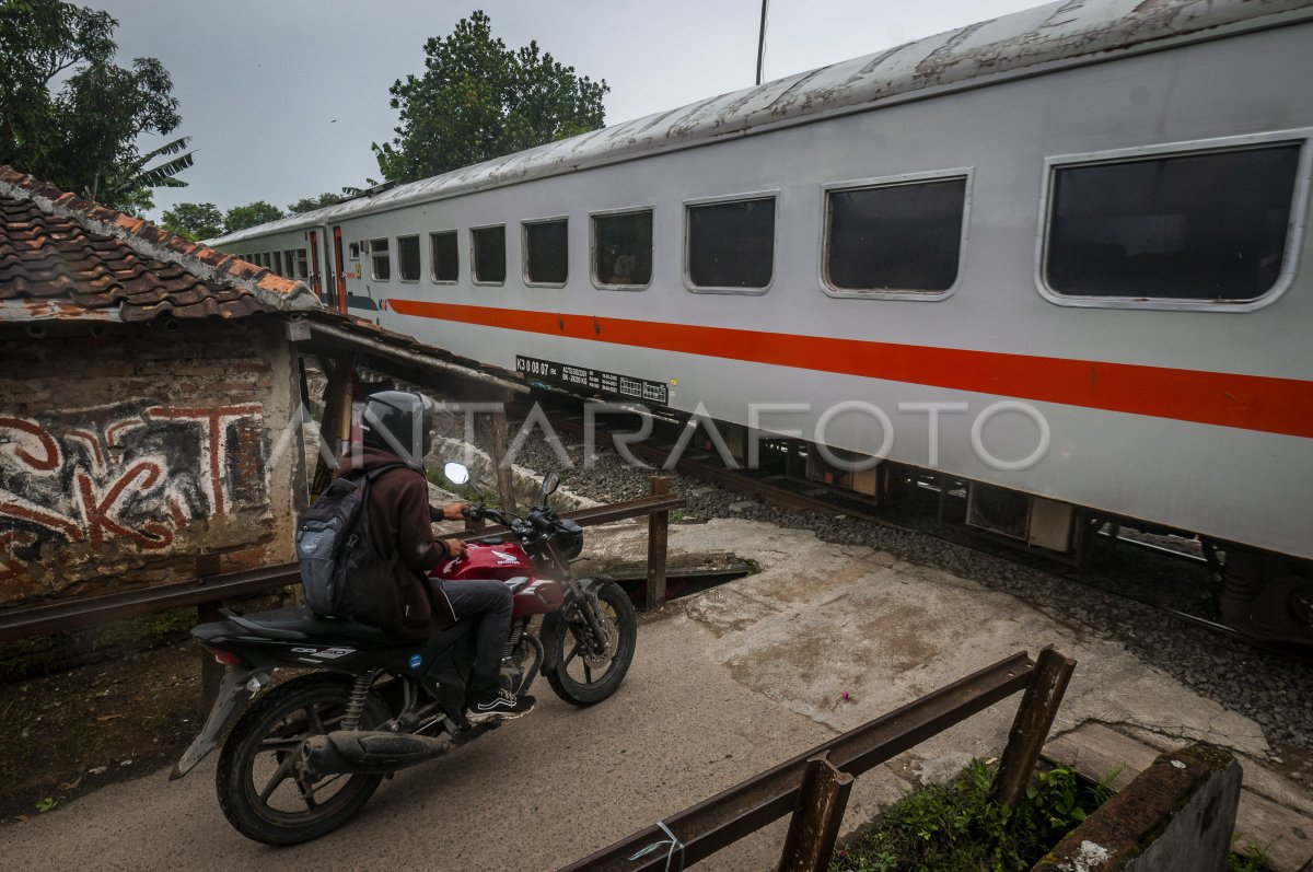 PERLINTASAN KERETA API TANPA PALANG PINTU DI BANTEN | ANTARA Foto